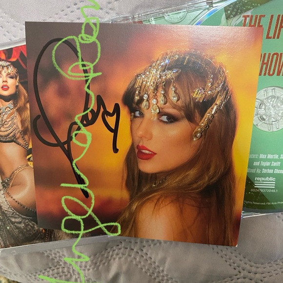 Taylor Swift | Media | Taylor Swift The Life Of A Showgirl Signed Cd ...